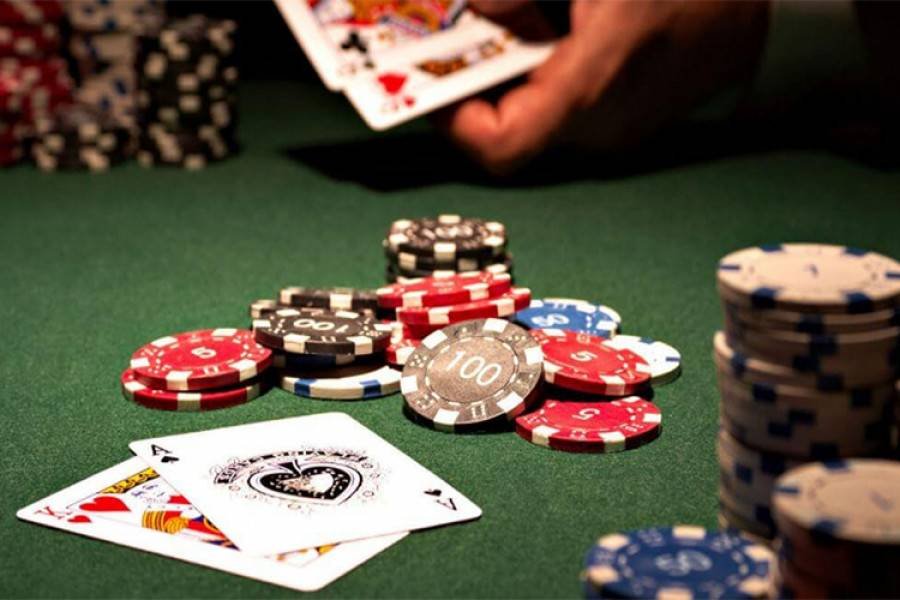 Сүхбаатар Чингэлтэйгийн Замын цагдаагийн хэлтсийн дарга нар мөрийтэй тоглож байгаад баригджээ